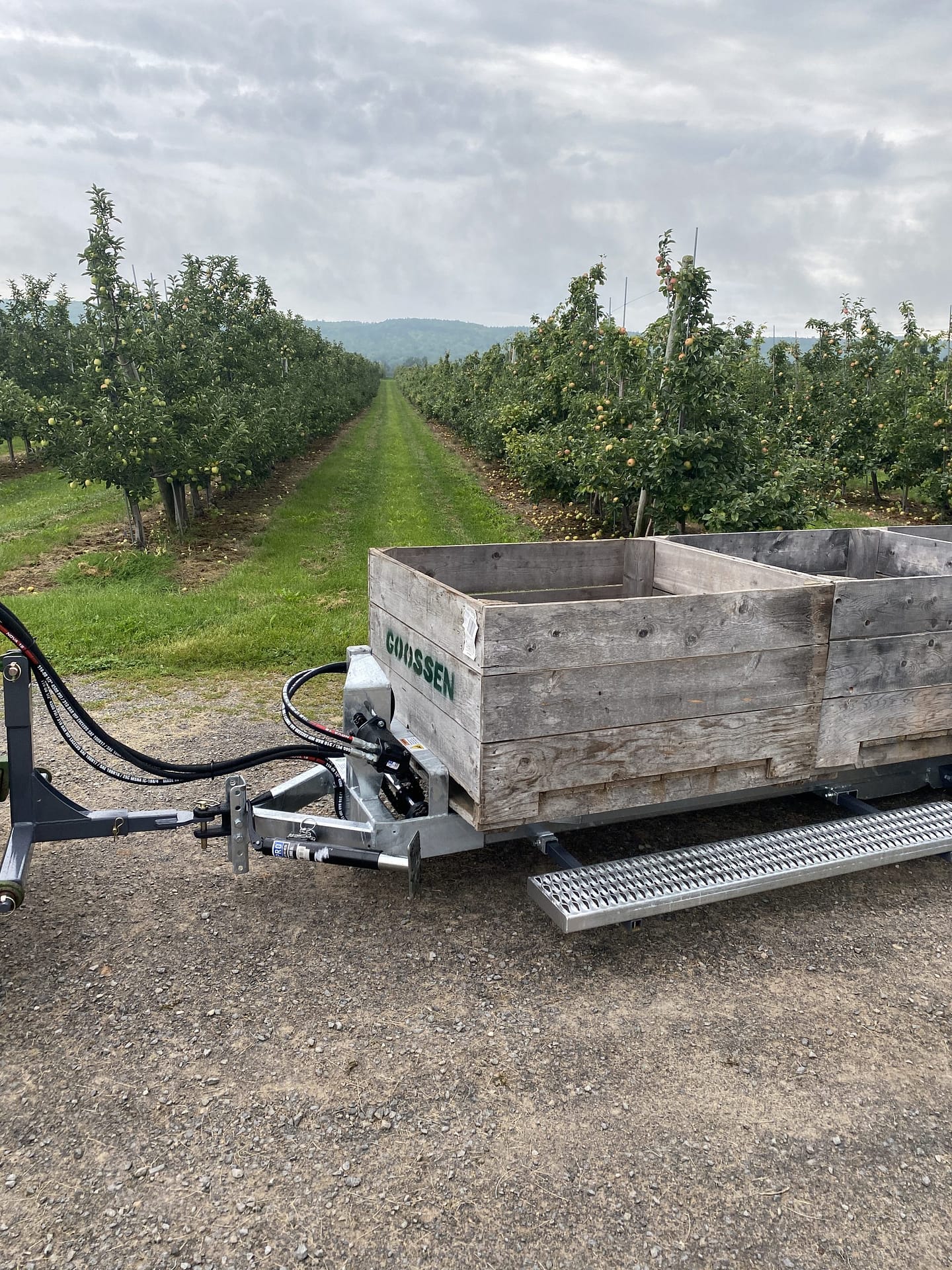APPLE BIN TRAILER - Eastern manufacturing and design